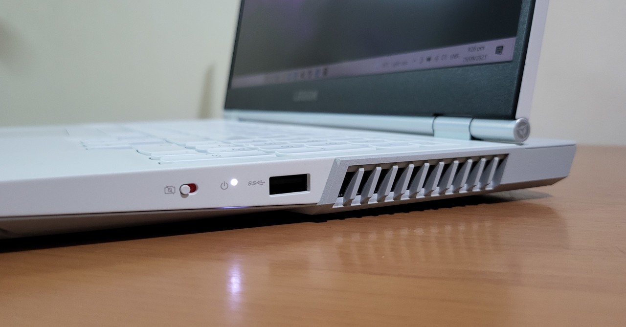 Legion 5 (Stingray White) Review | Geek Lifestyle