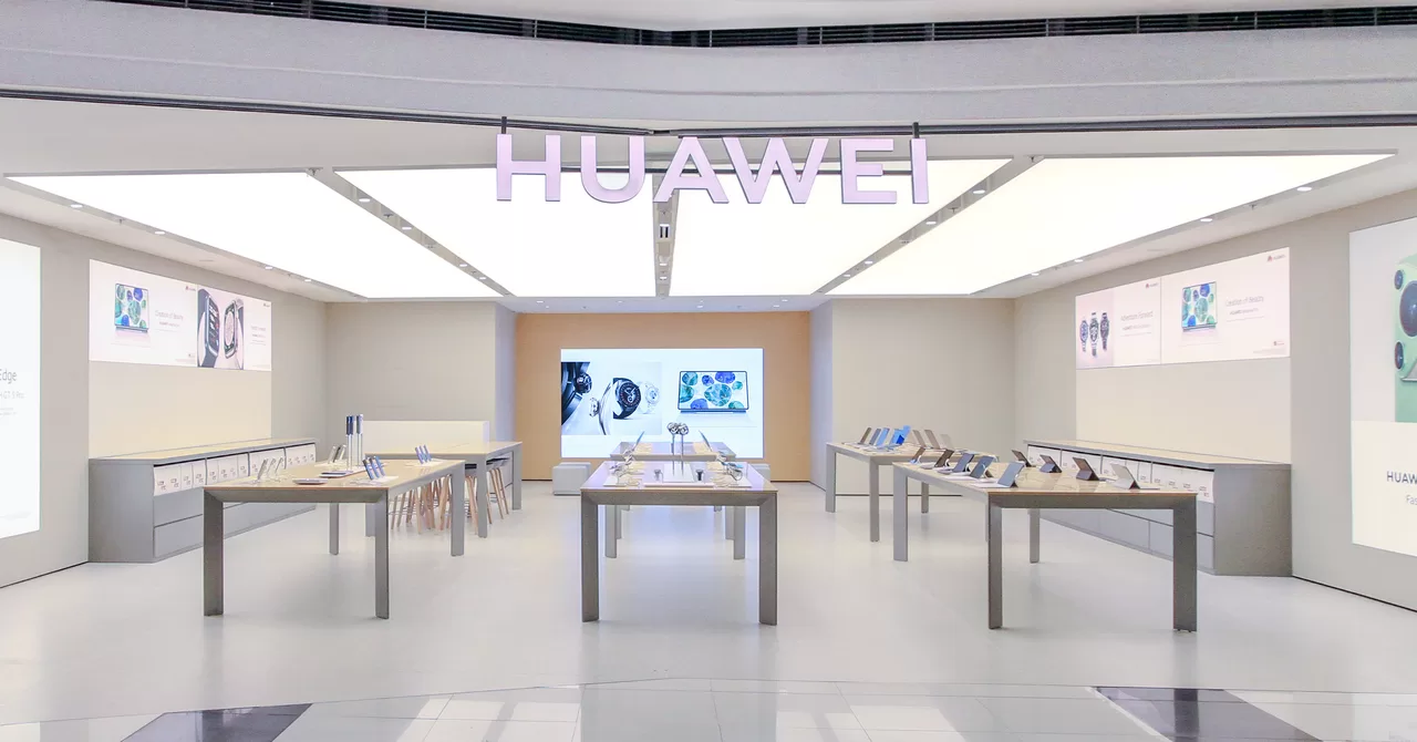 HUAWEI celebrates re-opened SM North EDSA experience store - UnGeek